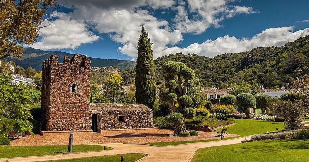 Benahavis Village: Life, Golf, Nature, Property